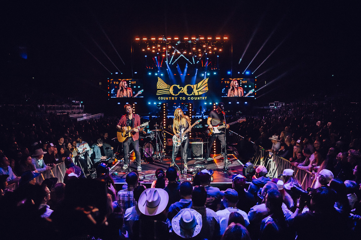 LINDSAY ELL EMERGES AS THE HIGHLIGHT OF COUNTRY MUSIC’S BIGGEST WEEKEND ...